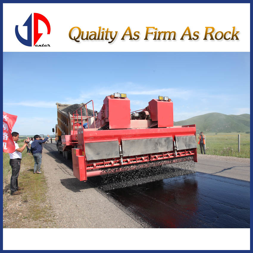 Self-propelled chip spreader